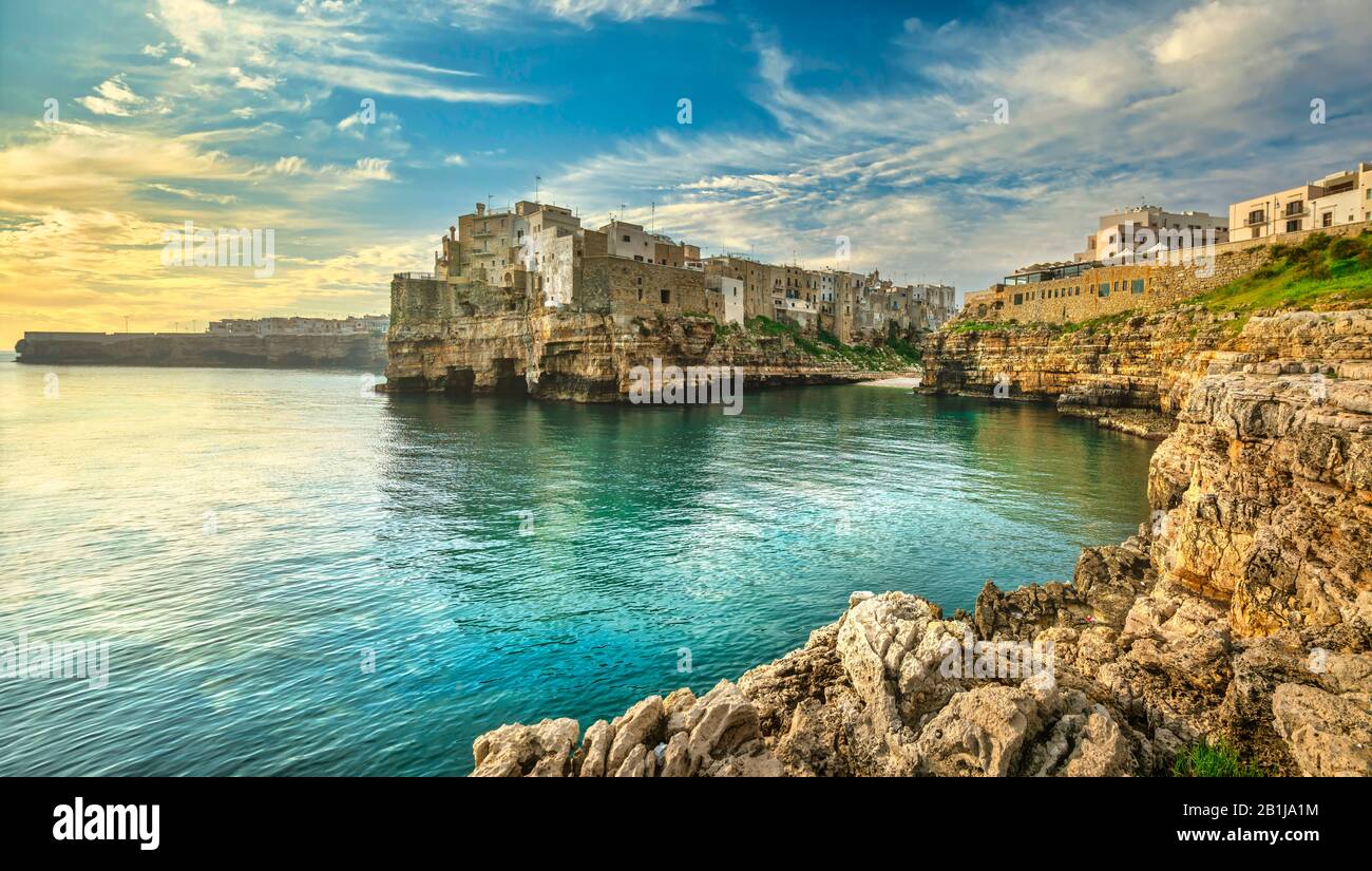 Polignano a Mare village sur les rochers au lever du soleil, Bari ...