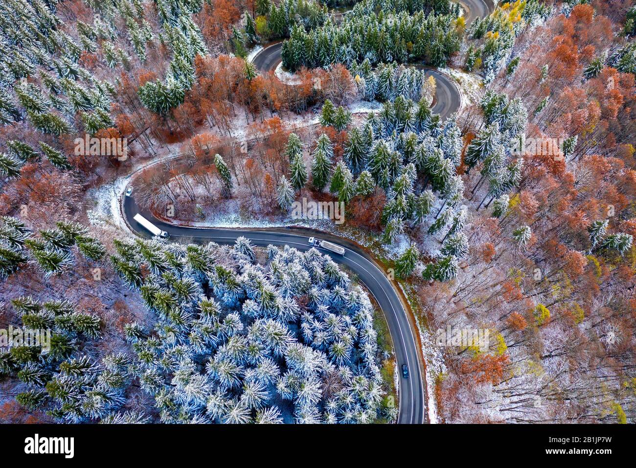 Route Sinueuse Montagne Drone Banque d'image et photos - Alamy