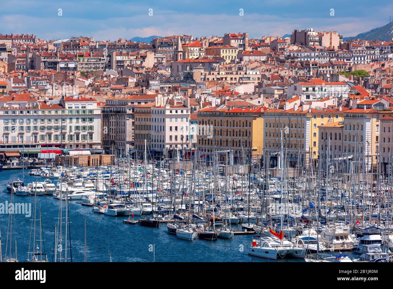 Vue aérienne sur le Vieux-Port le jour ensoleillé dans le centre ...