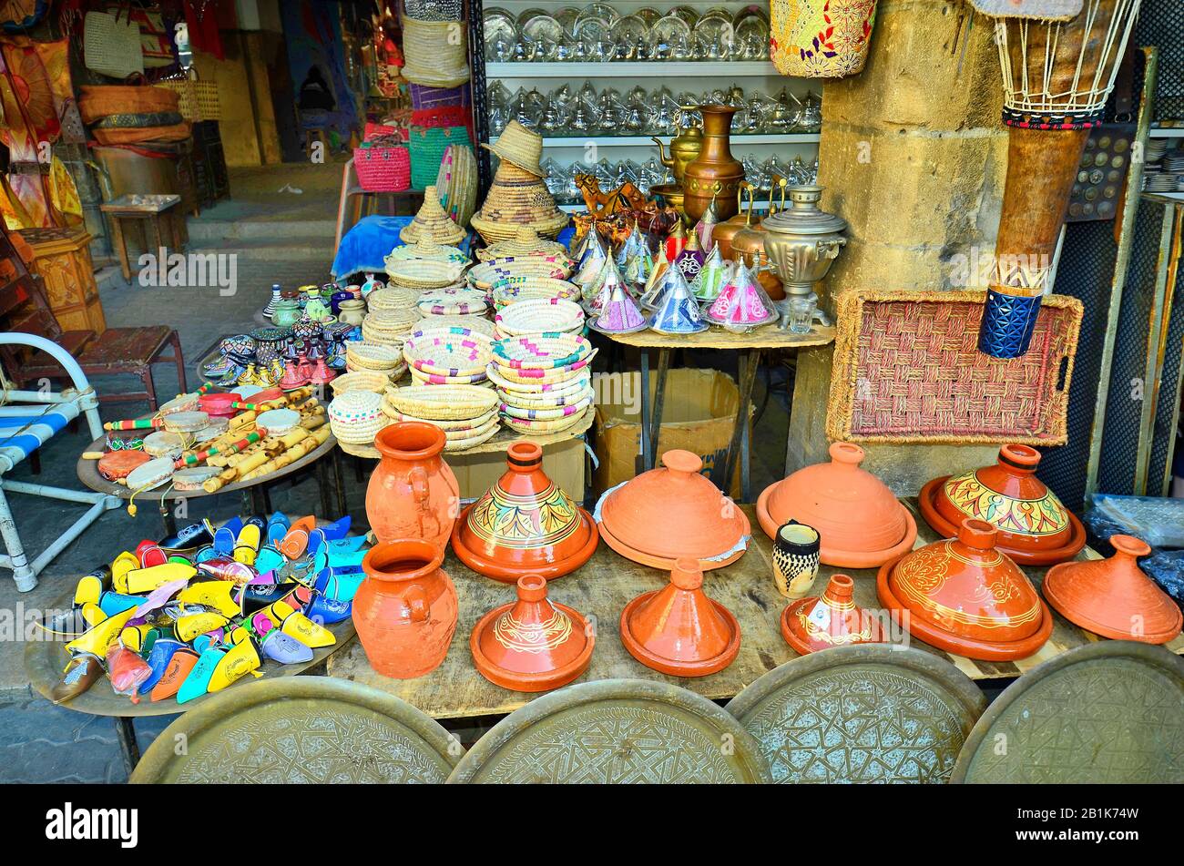 Maroc, cuisine et vaisselle dans le souk de Casablanca Photo Stock - Alamy