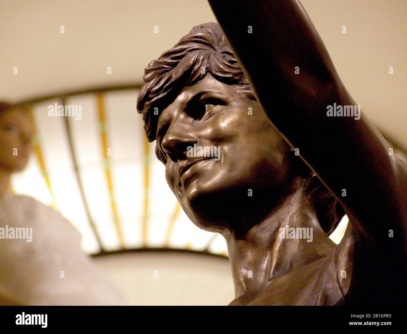 Sculpture en bronze commandée par Mohamed Al Fayed se dresse dans le ...