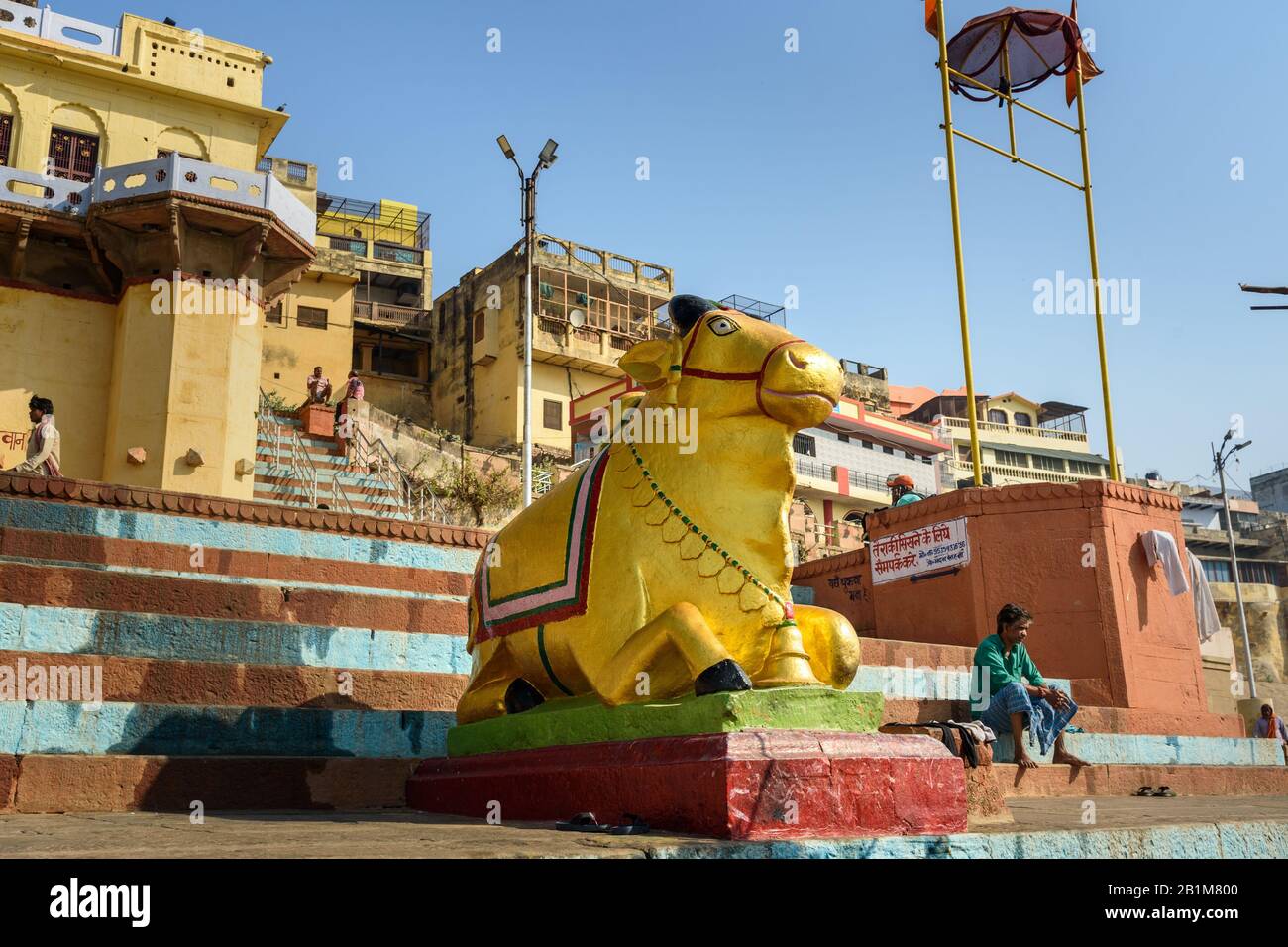 Statue de la vache sacrée, statue emblématique de Nandi à Gaay Ghat à ... Statue de la vache sacrée, statue emblématique de Nandi à Gaay Ghat à ...