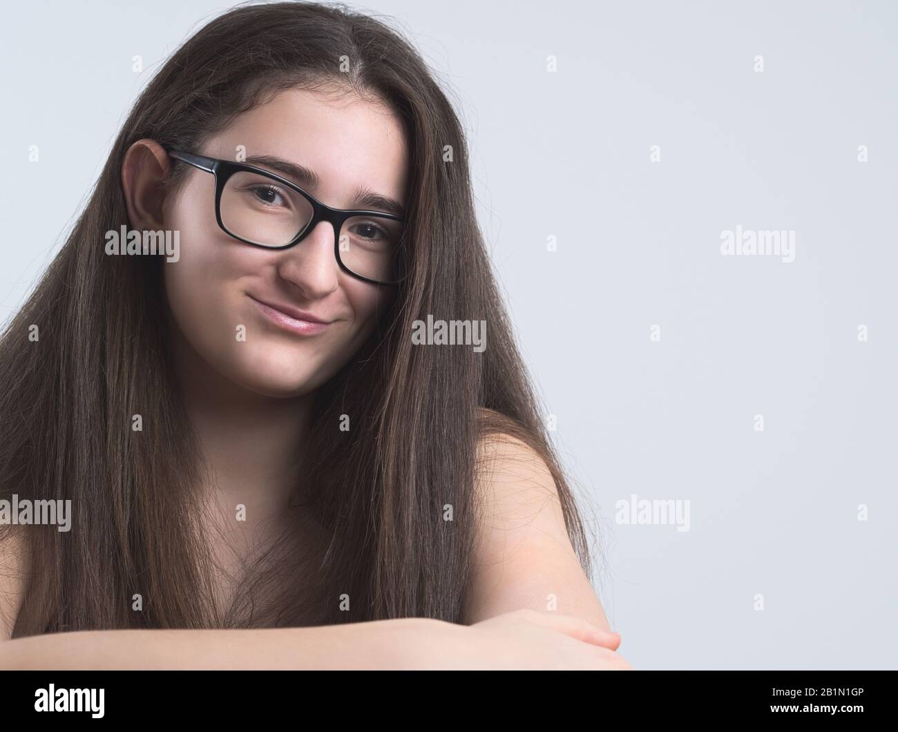 Brune aux cheveux longs Banque de photographies et d’images à haute ...