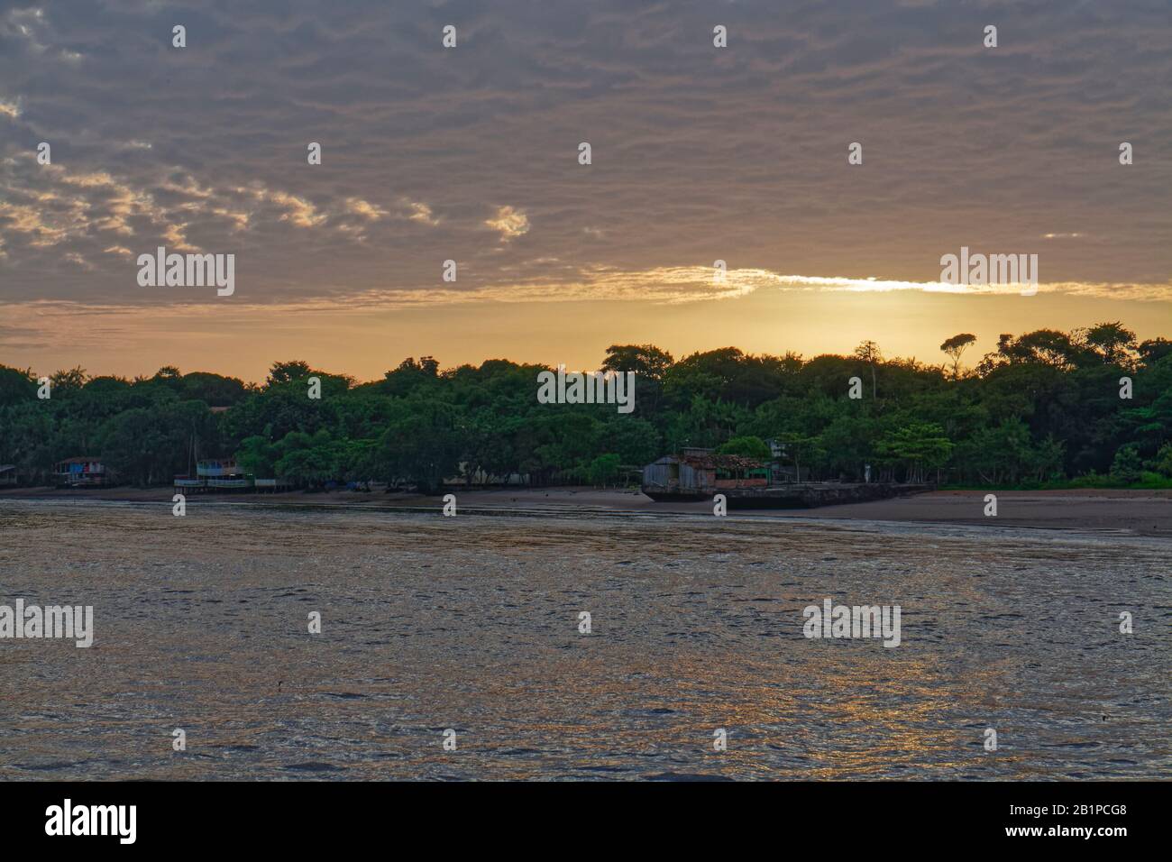 Maisons et bâtiments de la rivière traditionnelle locale construits sur ...