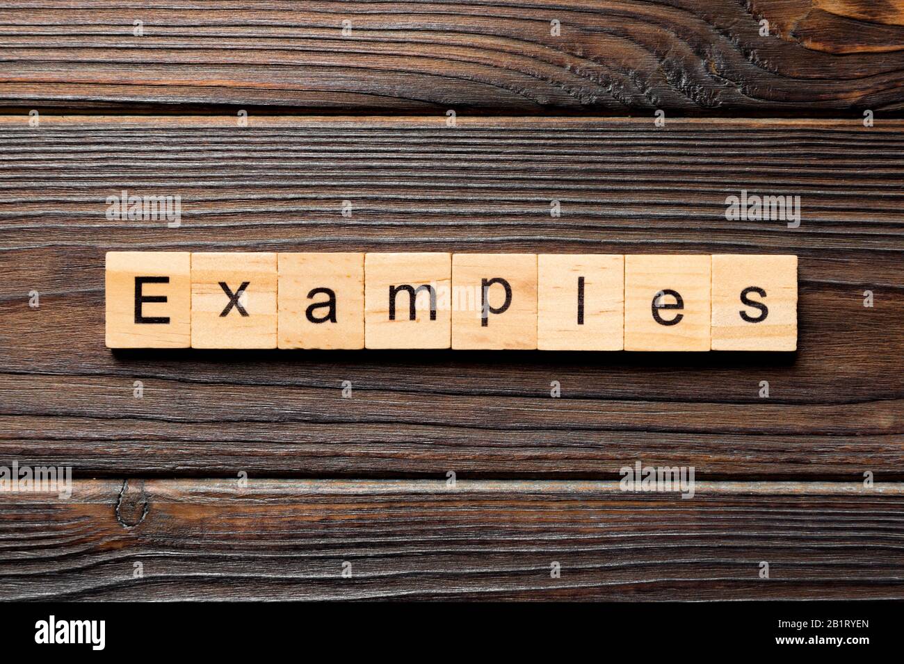 Exemples mot écrit sur une cale en bois. Exemples Texte sur table ...