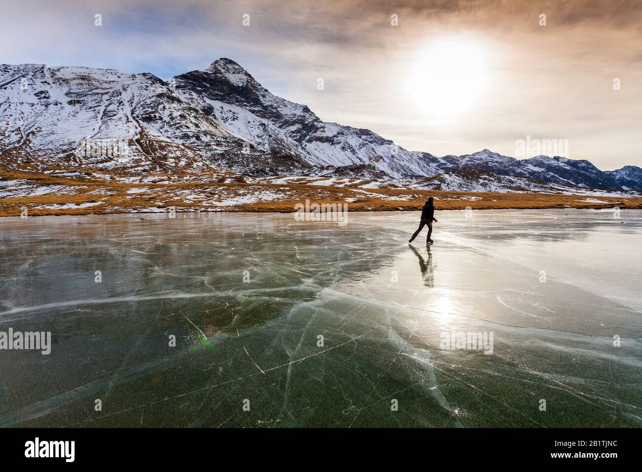 Patiner sur le lac gelé Banque de photographies et d’images à haute ...