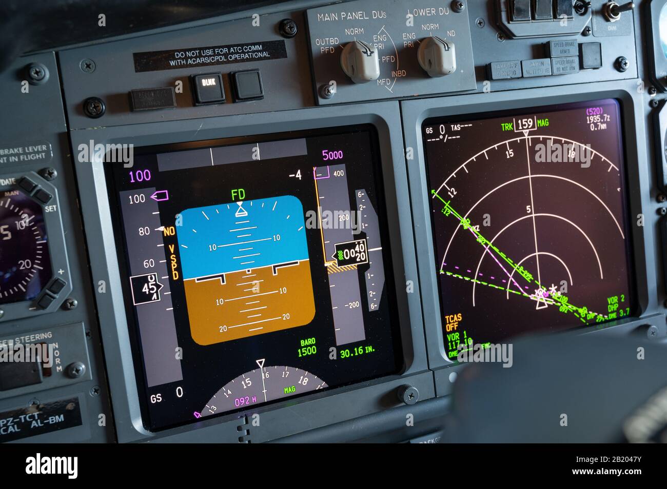 Instruments de vol dans le cockpit des Boeing 737 New Generation à ...