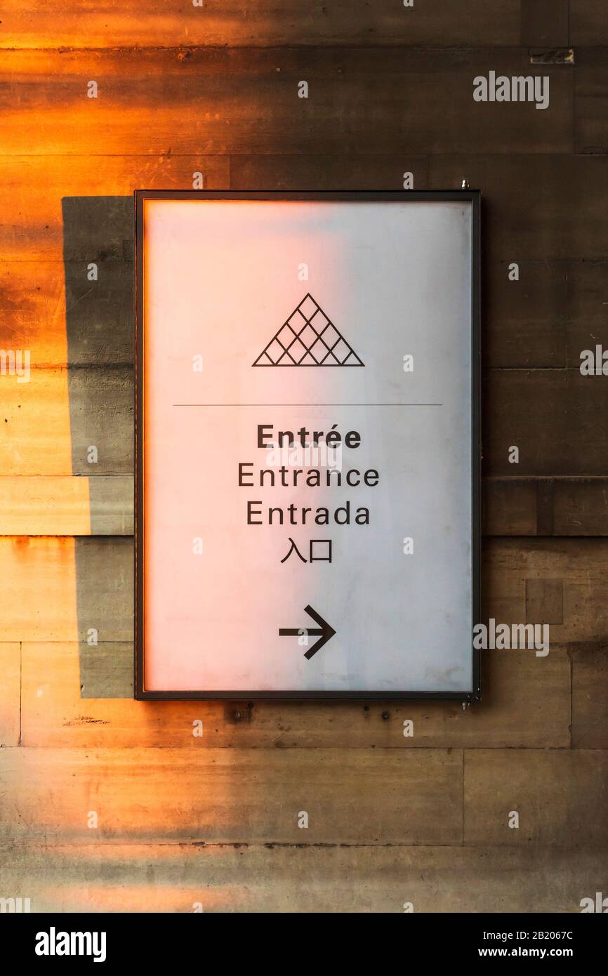Louvre museum entrance sign paris Banque de photographies et d’images à ...