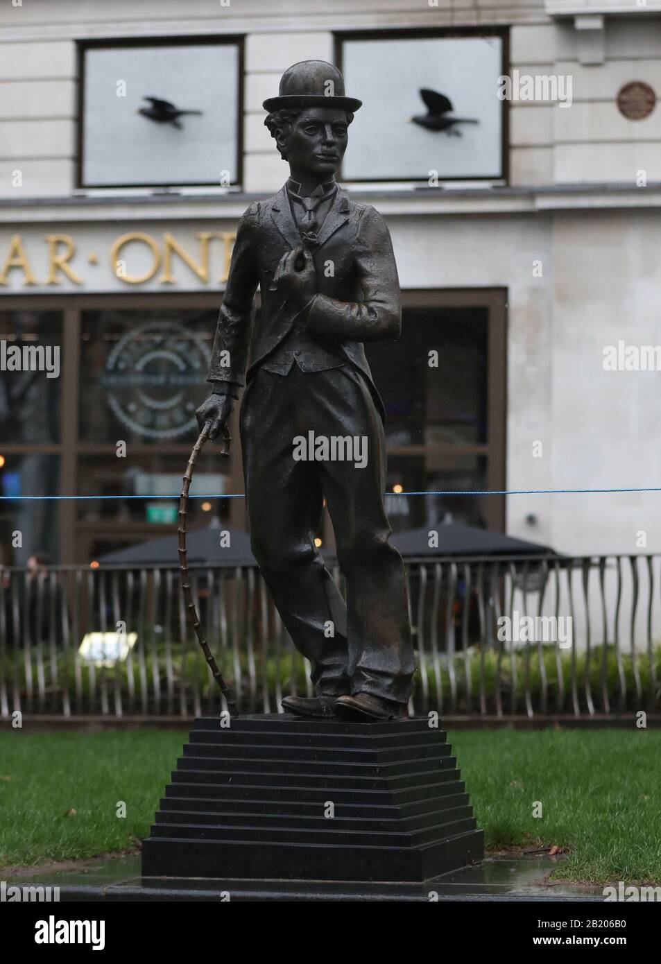 Charlie chaplin statue leicester square Banque de photographies et d ...