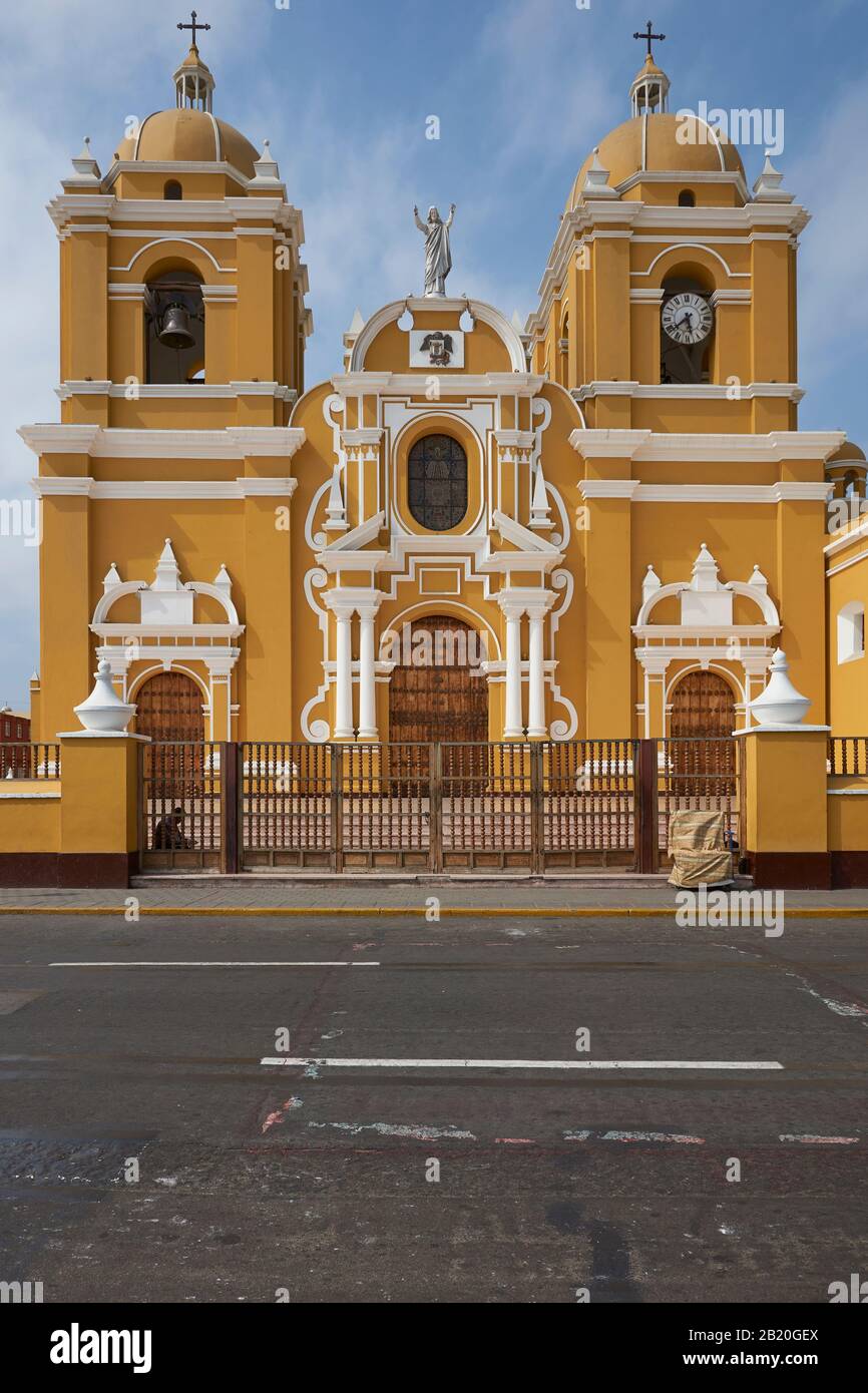 La cathédrale de style colonial jaune vif sur la Plaza de Armas de ...