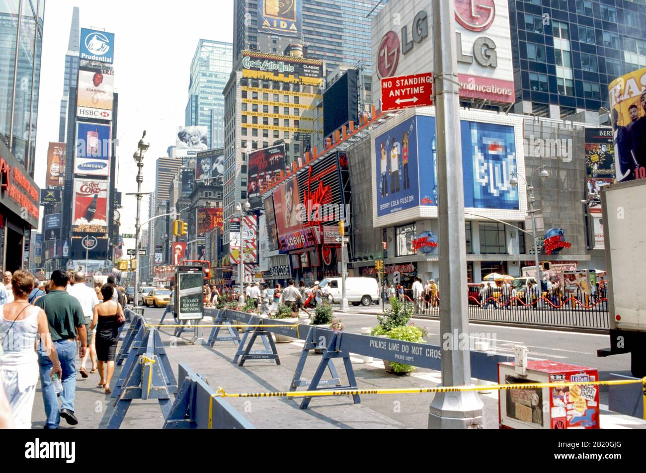 Les barrières de rue de la police ne traversent pas. 2002 image d ...