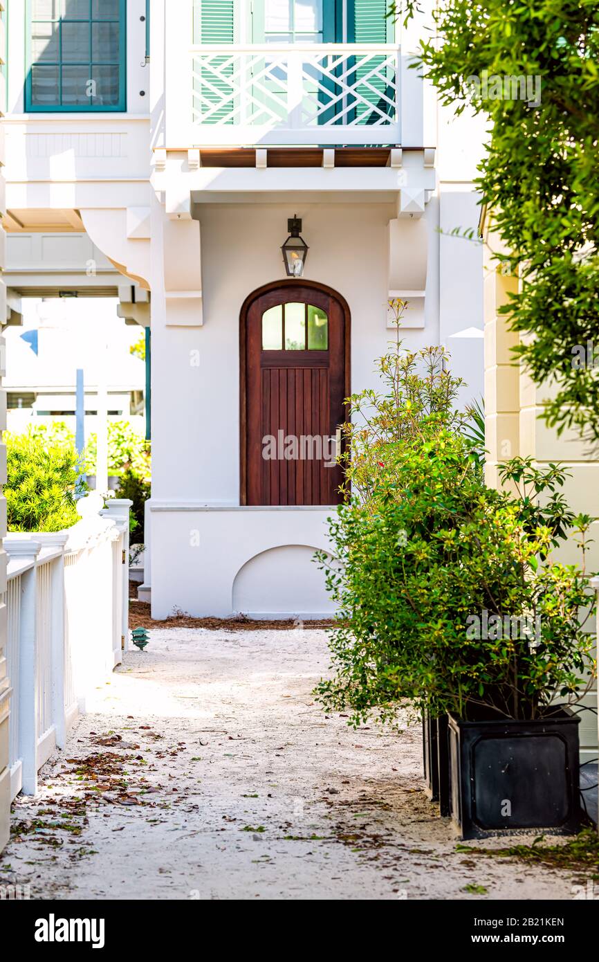 Bord de mer blanc plage porte architecture en bois et chemin avec ...