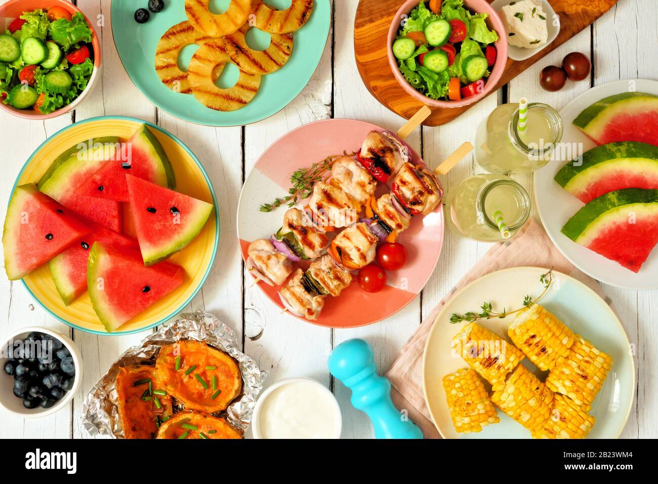 Barbecue d'été ou concept de pique-nique. Sélection de viandes grillées ...