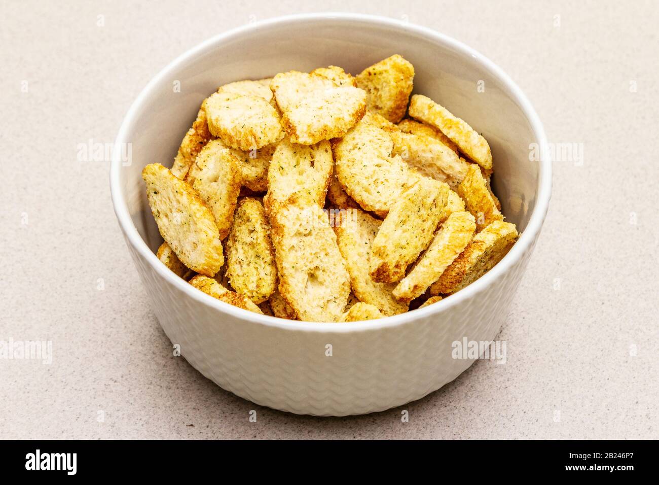 Croutons frais pour soupes chaudes à la crème d'automne. En-cas rapide ...