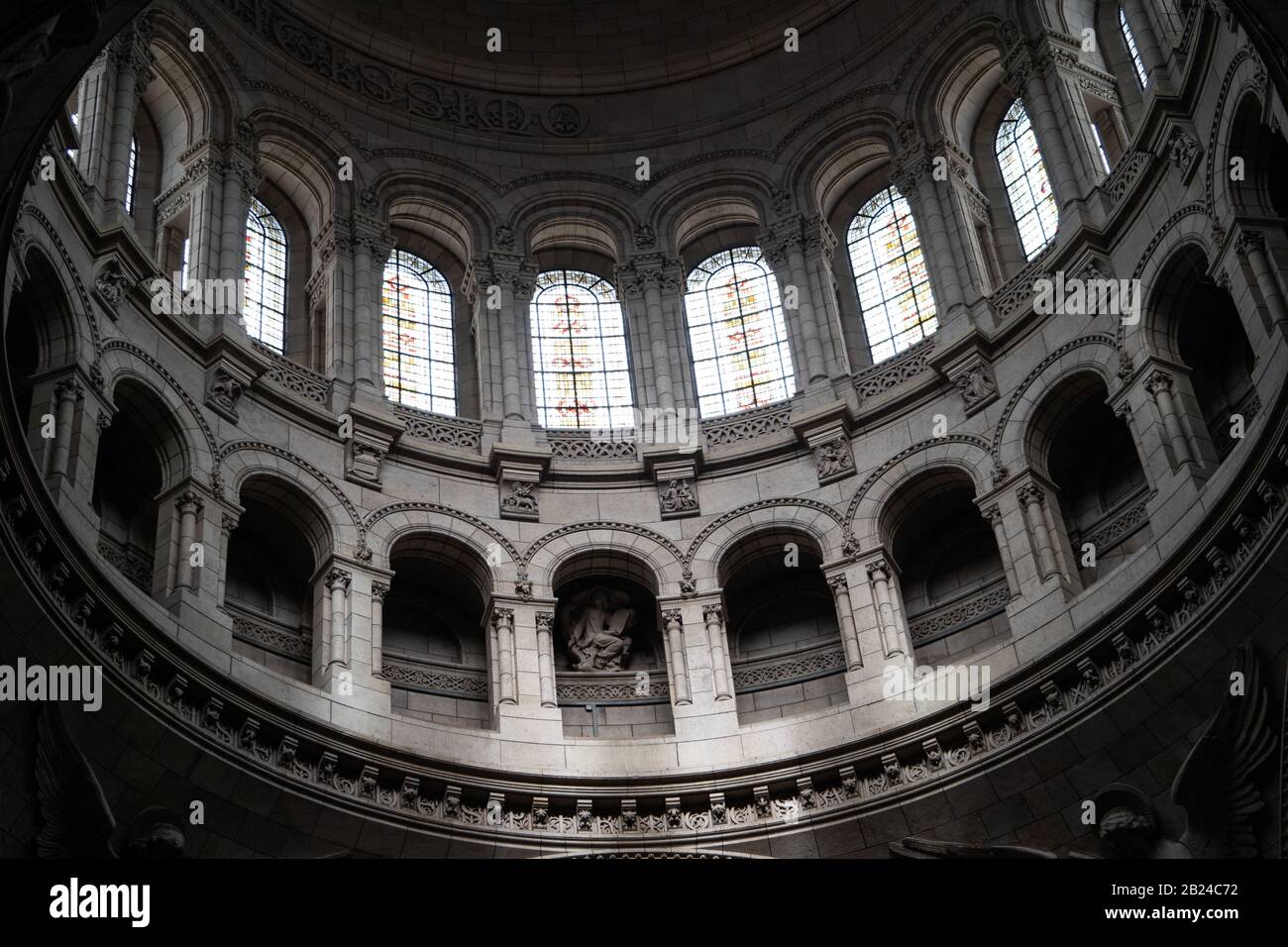 Vue à l'intérieur du dôme principal de la Basilique du Sacré-coeur de ...
