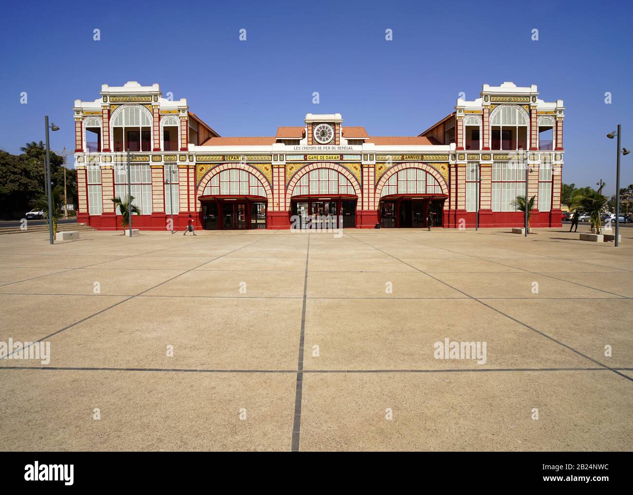 La façade Art nouveau de 1912 de la gare de Dakar est en train d'être ...