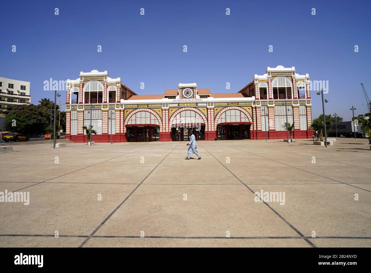 La façade Art nouveau de 1912 de la gare de Dakar est en train d'être ...
