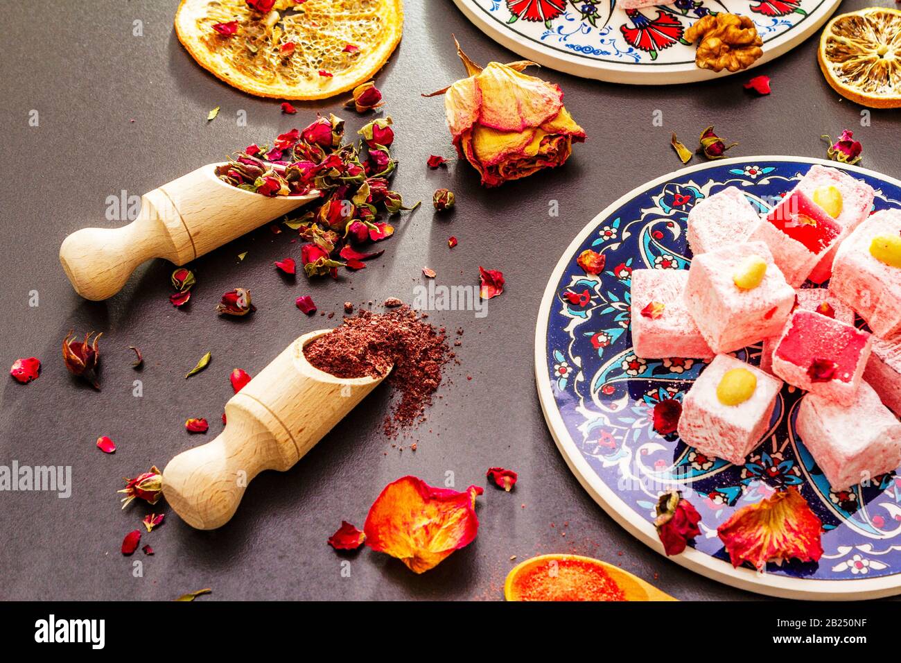 Bonbons de l'est. Le turc traditionnel rahat lukum avec rose et agrumes ...