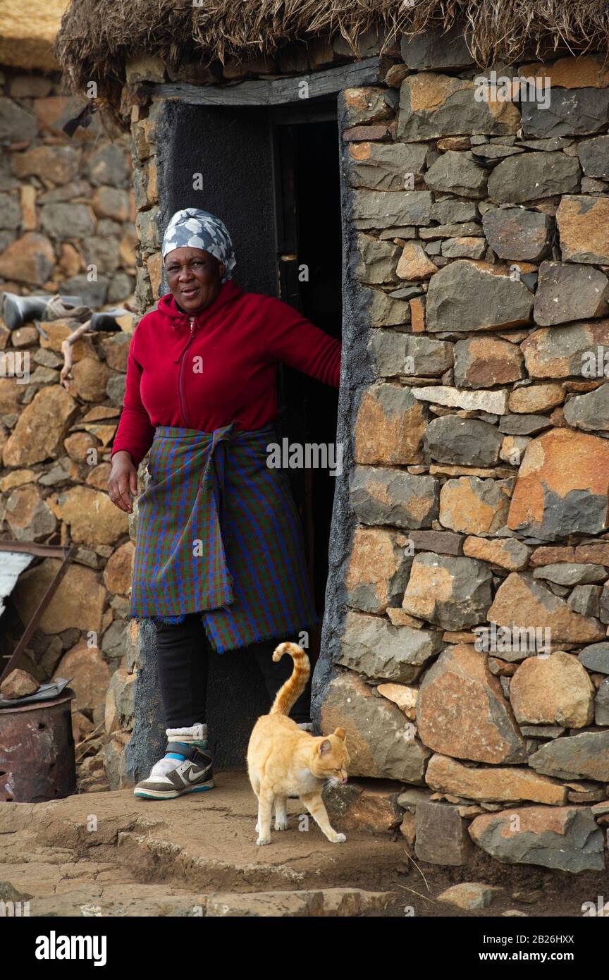 Femme à la hutte de ses dans un village basotho, Sani Top, Lesotho ...