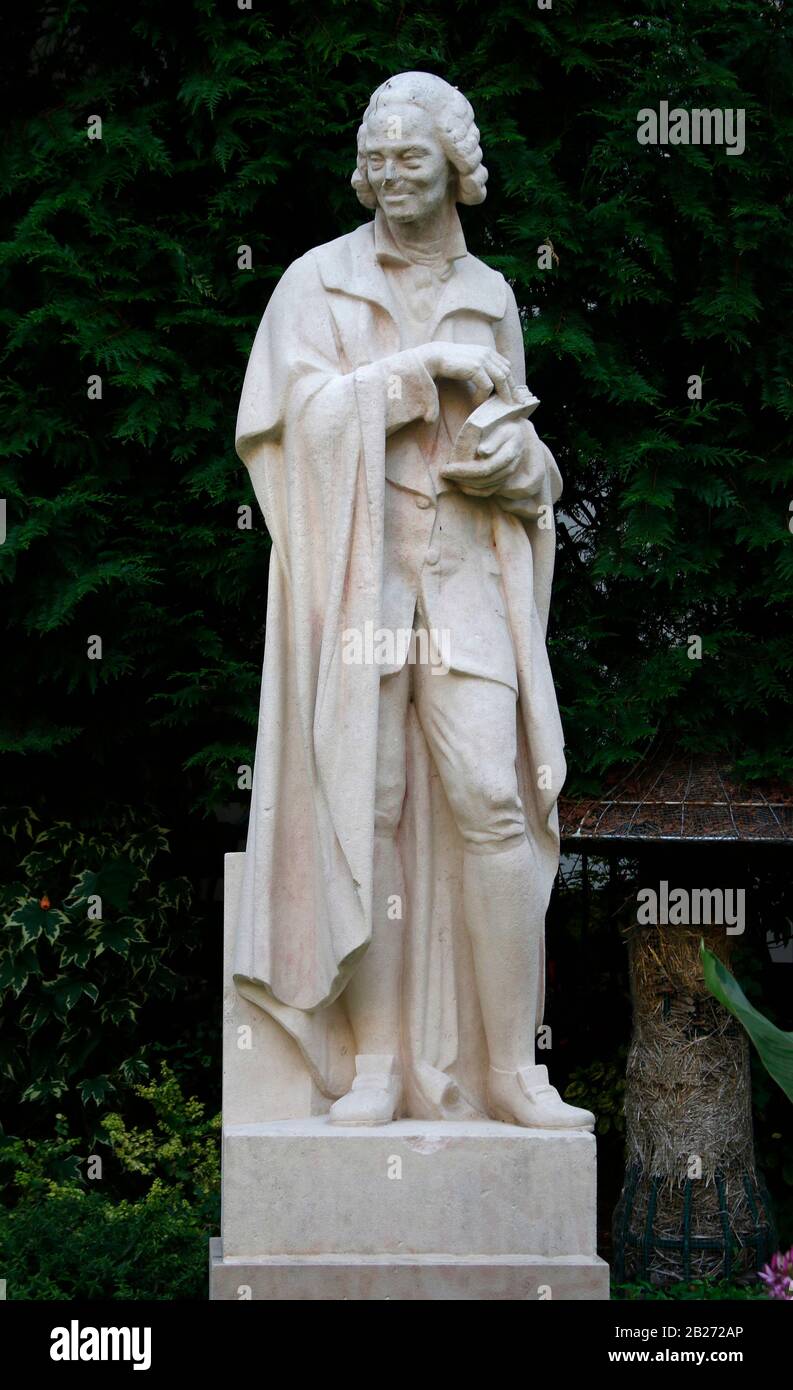 Voltaire statue paris Banque de photographies et d’images à haute ...