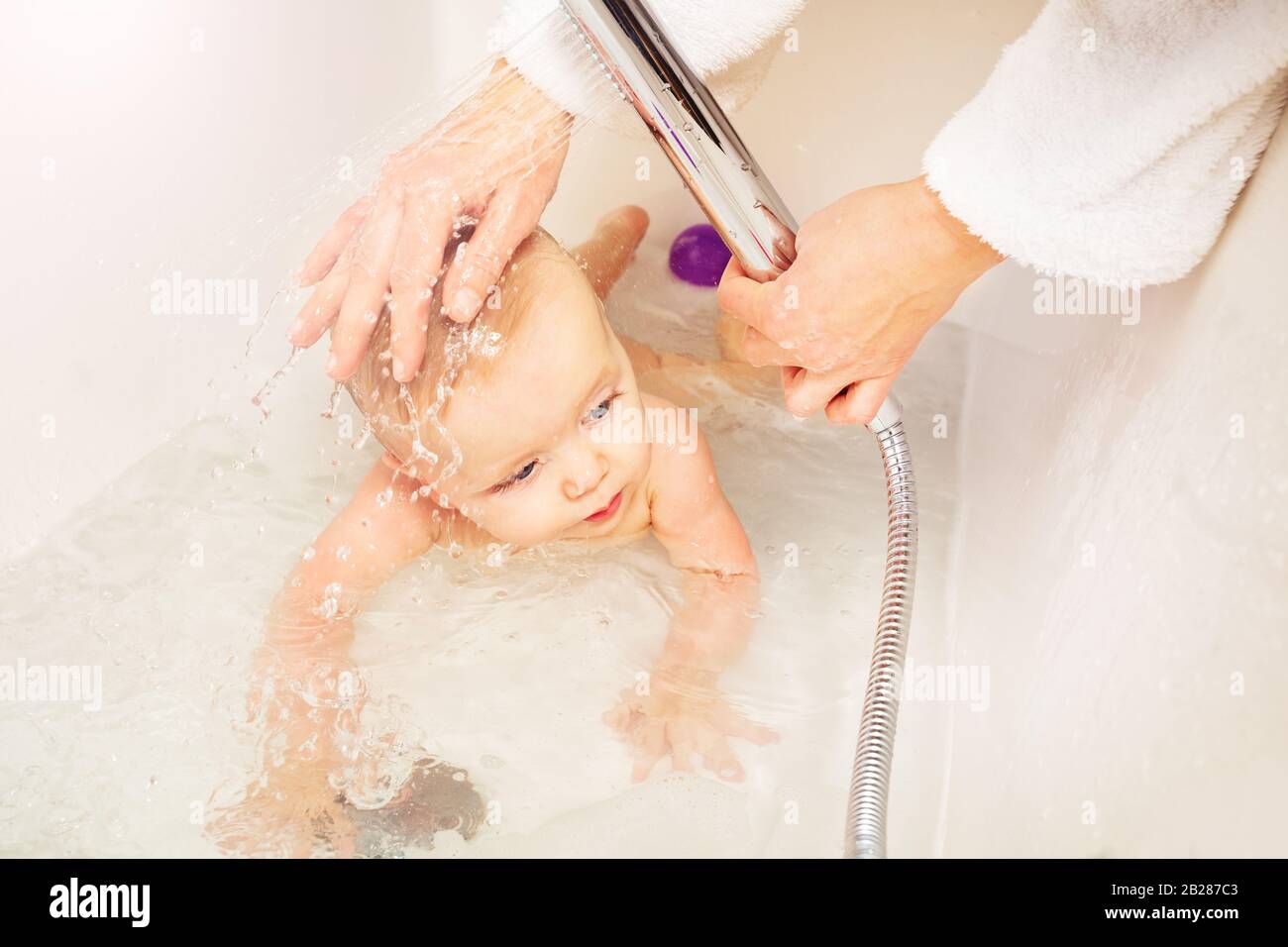 Maman Qui Baigne Son Enfant Banque De Photographies Et Dimages à Haute Résolution Alamy