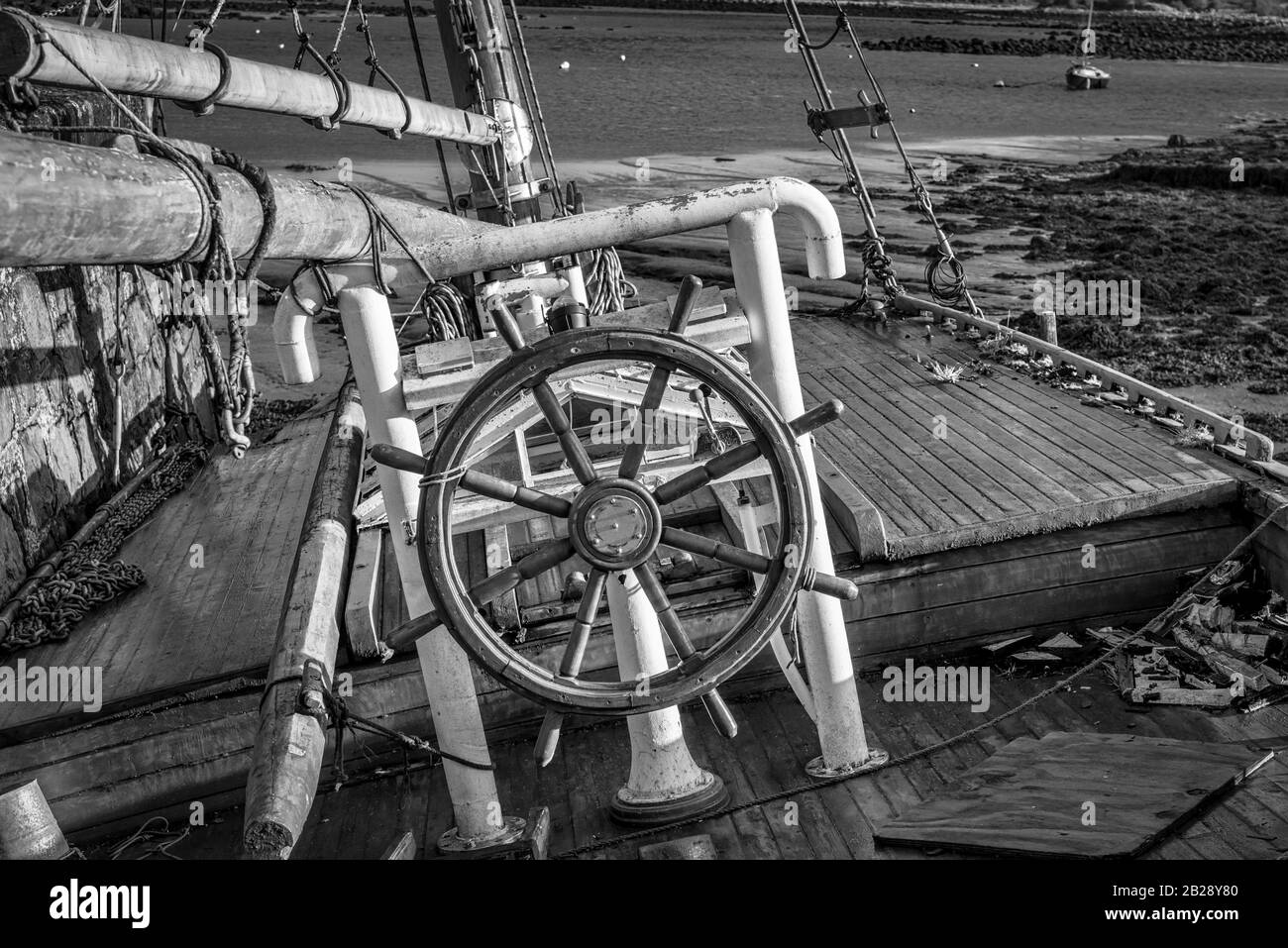 Vieux gouvernail de bateau en bois Banque de photographies et d’images à haute résolution - Alamy