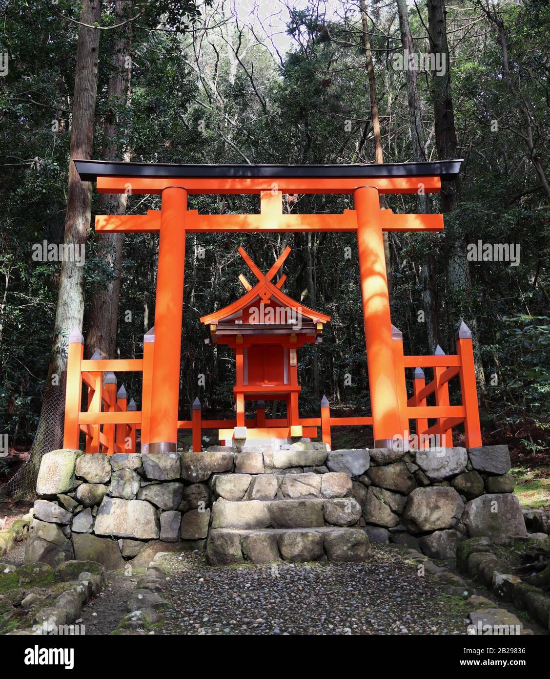 Torii shinto rouge Banque de photographies et d’images à haute ...