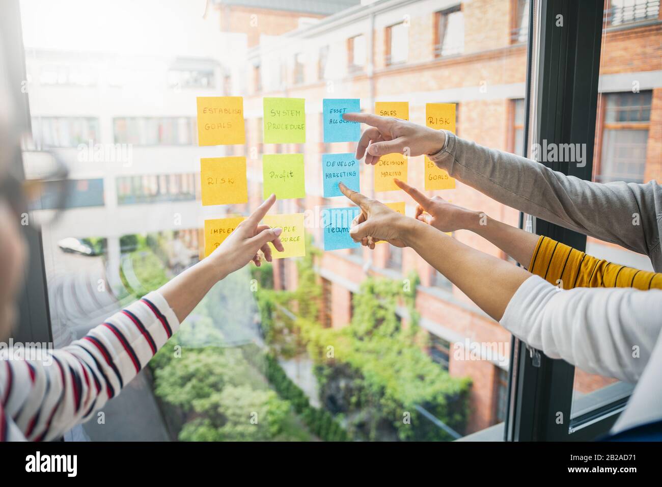 Note post it sur le mur Banque de photographies et d’images à haute ...