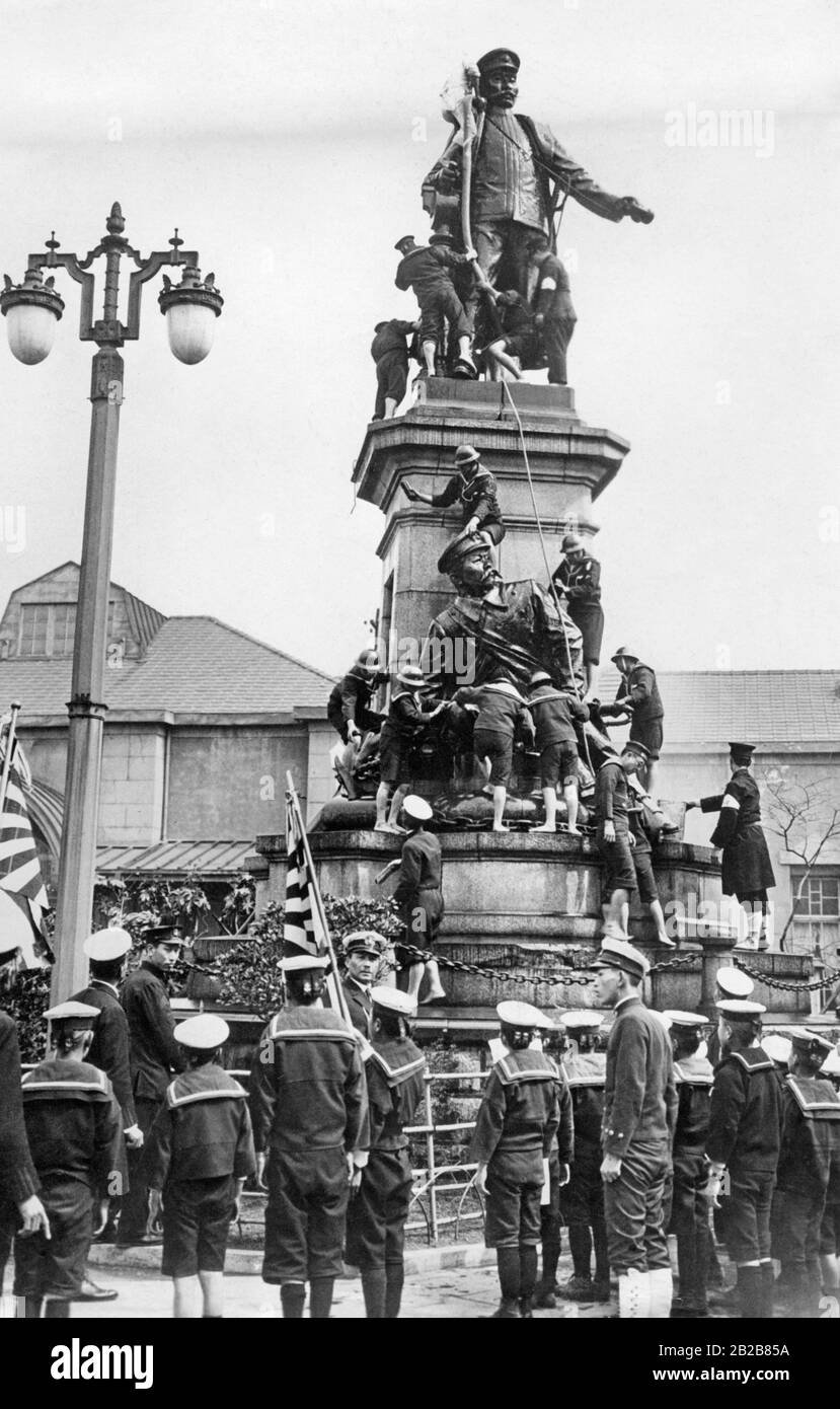 Statue le marin et les drapeaux Banque d'images noir et blanc - Alamy