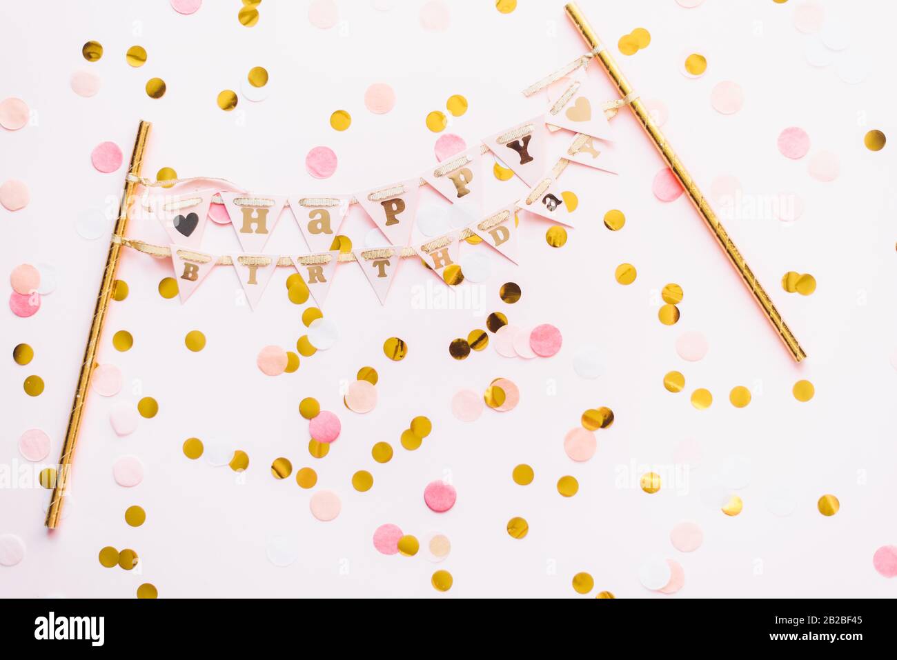 Banderole en papier avec félicitations. Joyeux Anniversaire. Rose ...