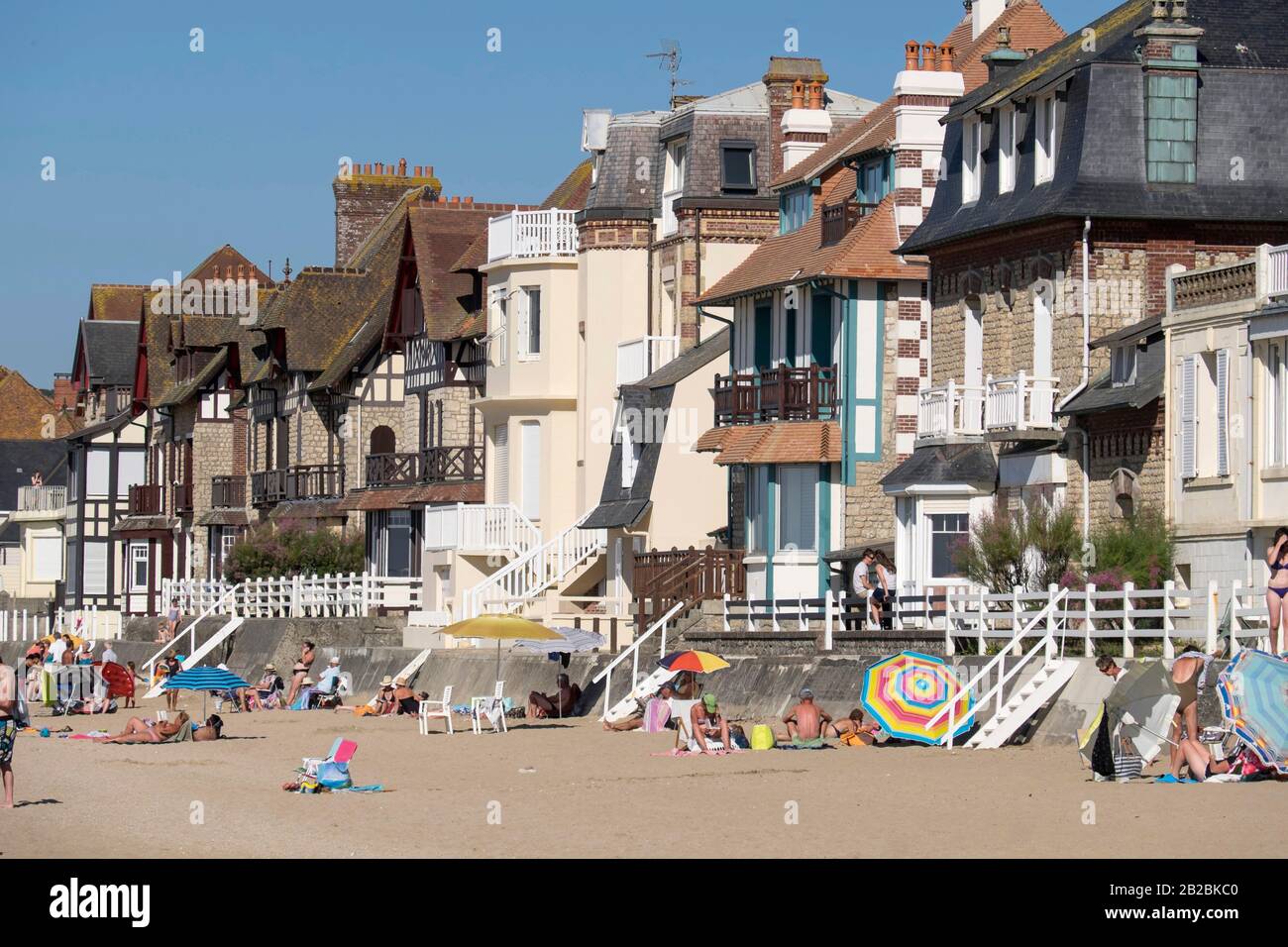 Villas le long du front de mer, plage de Villers-sur-Mer, sur la côte ...