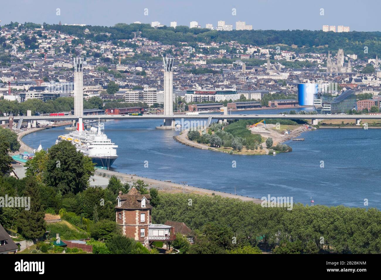 La ville de Rouen (nord de la France) vue de Canteleu. Vue d'ensemble ...