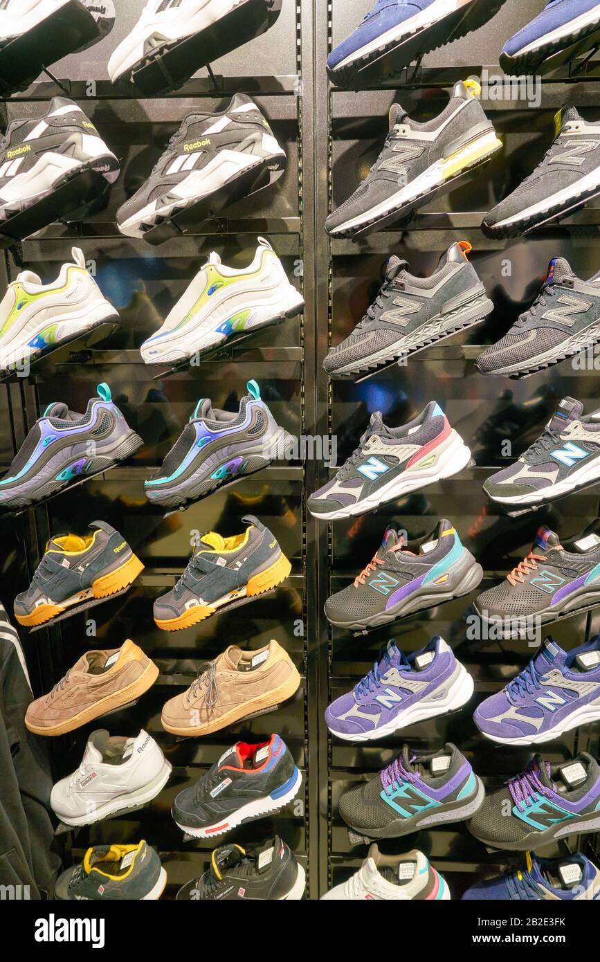 Foot locker retail shop store Banque de photographies et d’images à ...