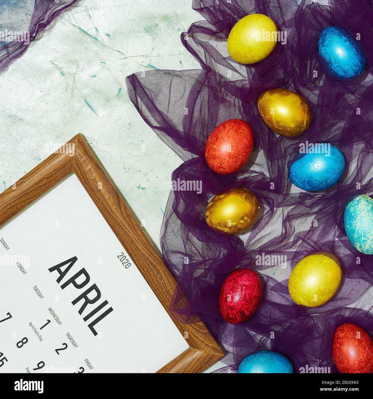 Calendrier mensuel d'avril 2020 avec des œufs de Pâques colorés. Vue de ...