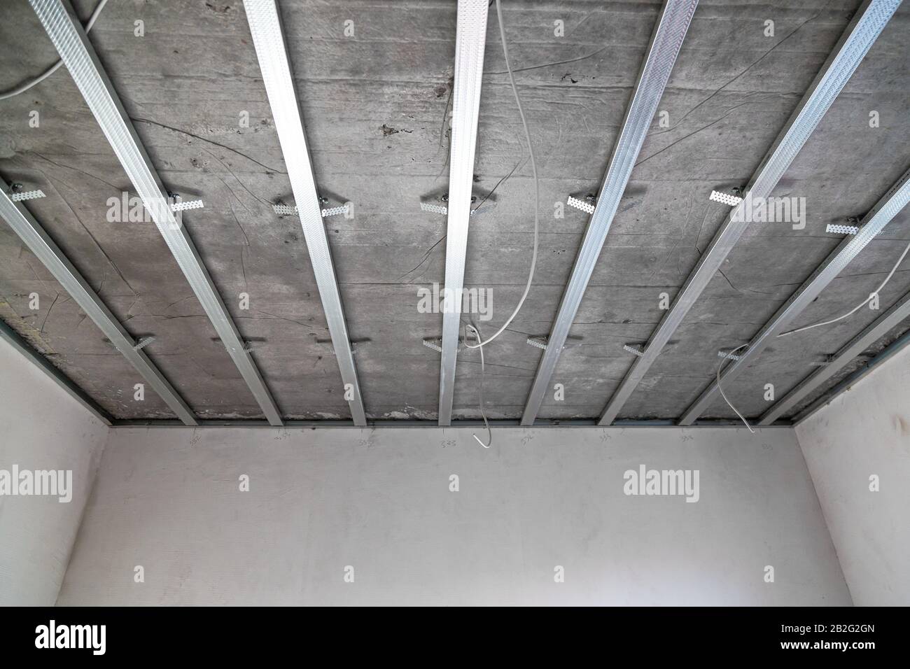 Gypse de structure de plafond. Structure du plafond suspendu de ...