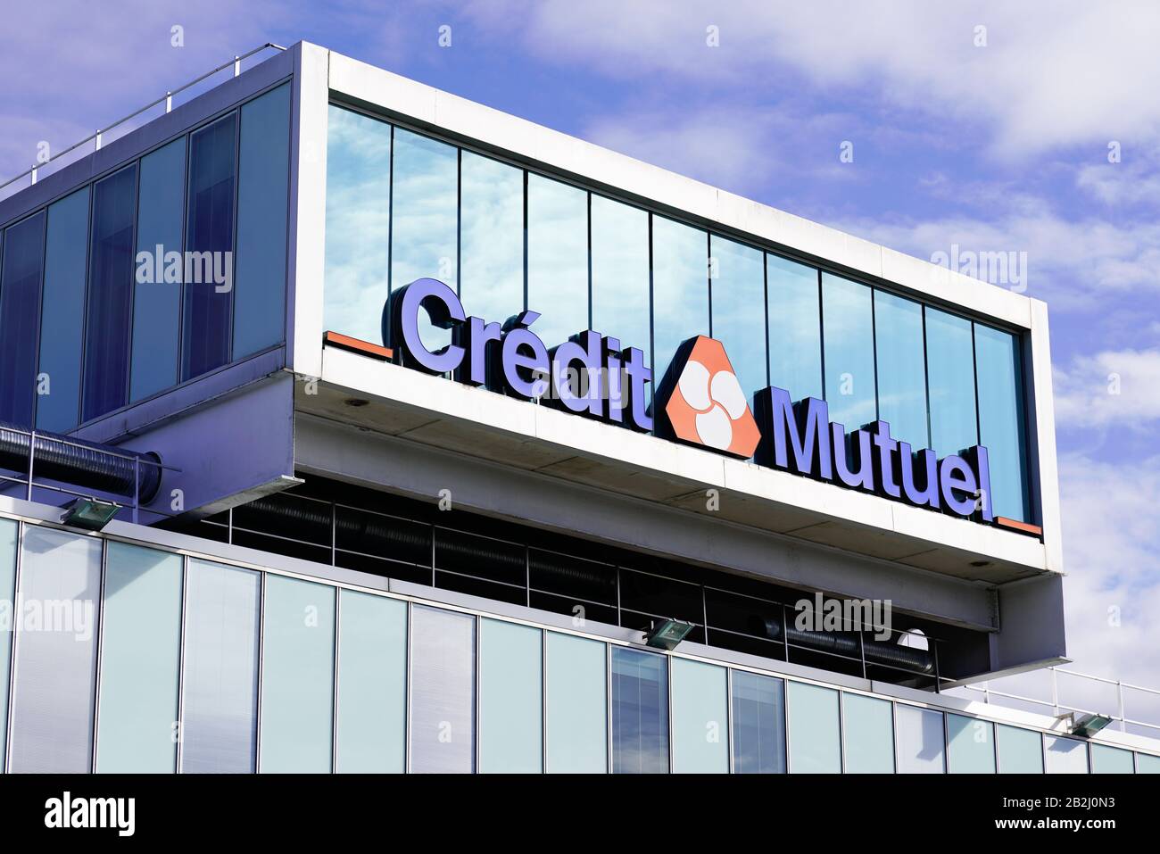 crédit mutuel logo de la banque française sur bâtiment moderne façade ...