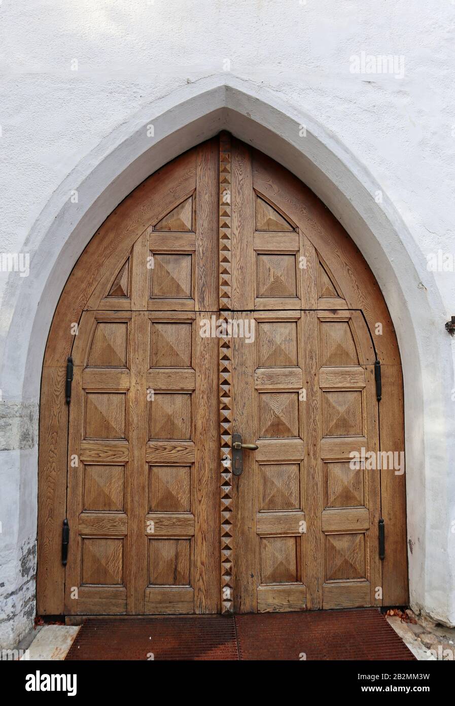 Ancienne porte d'arche en bois de l'église extérieure dans la vieille ...