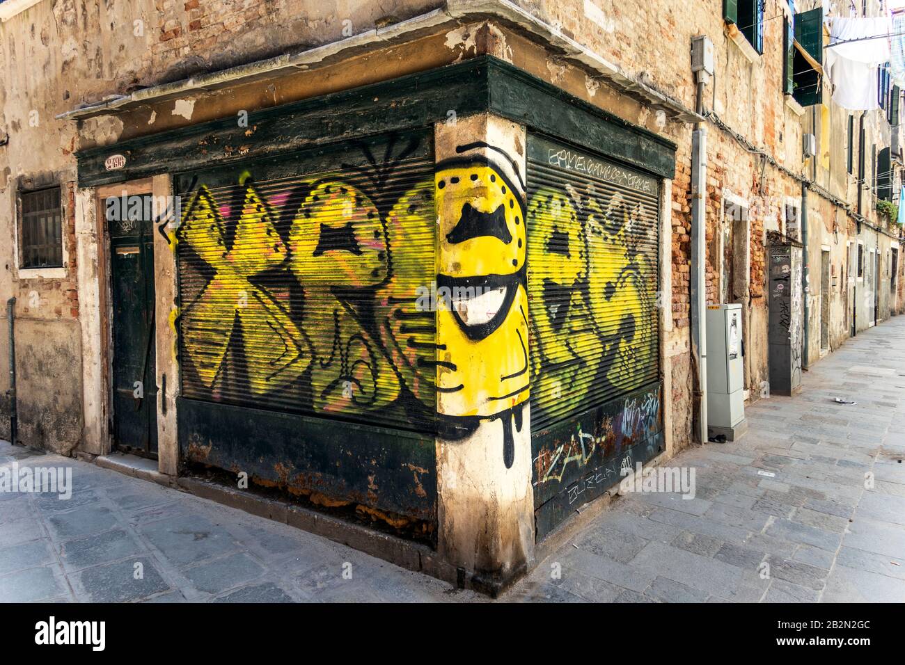 Graffiti shop window windows vandalism graffiti on shop windows Banque ...