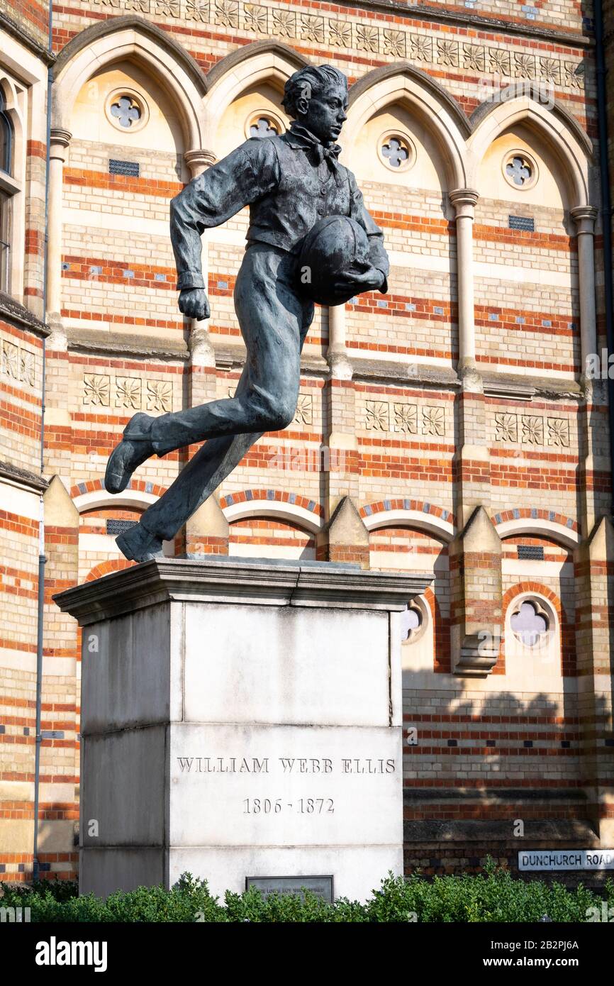 Statue of william webb ellis Banque de photographies et d’images à ...