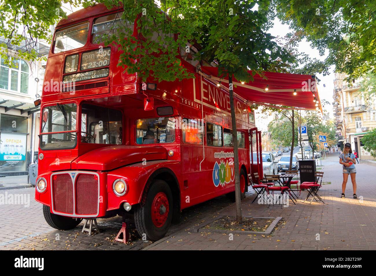 Red bus cafe Banque de photographies et d’images à haute résolution - Alamy