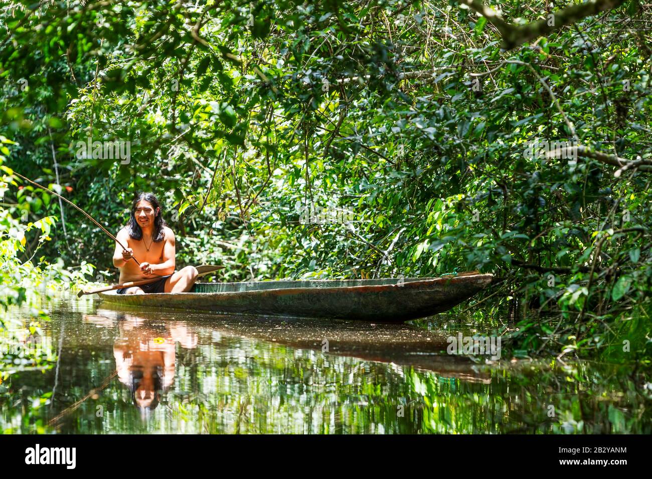 Homme Autochtone Cultivé Sur Un Bateau Ordinaire En Bois Déchiré À ...