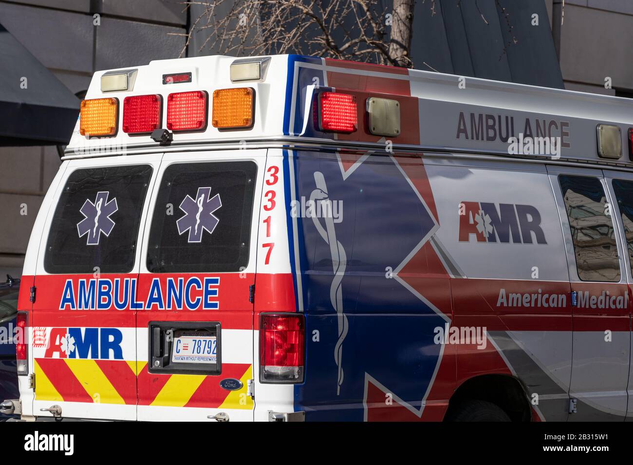Logo AMR (American Medical Response) sur le côté d'une ambulance sur ...
