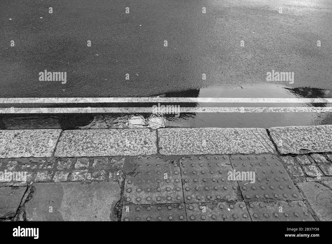 Lignes dans la route Banque de photographies et d’images à haute ...