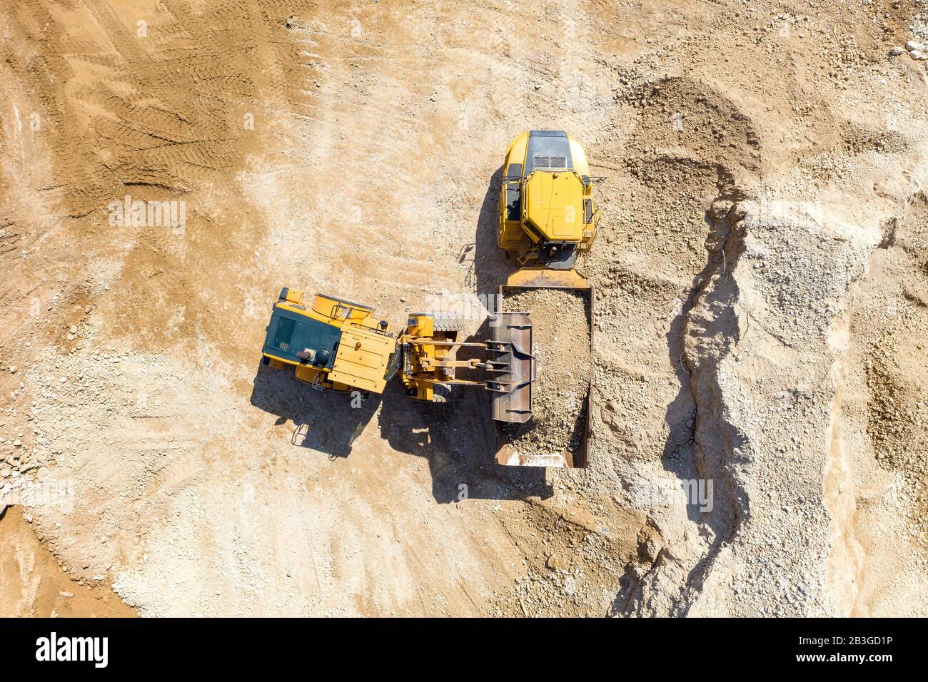 Chargement de la chargeuse à godet gravier sur une remorque de camion ...