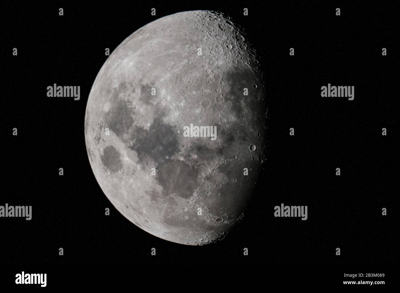 Lune gibbeuse Banque de photographies et d’images à haute résolution ...