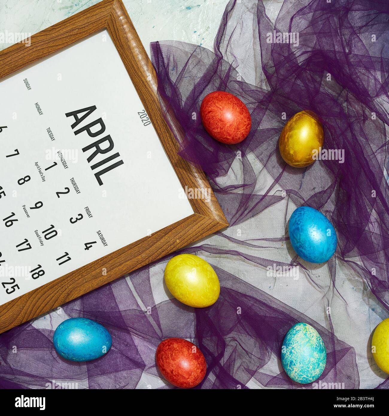 Calendrier mensuel d'avril 2020 avec des œufs de Pâques colorés. Vue de ...