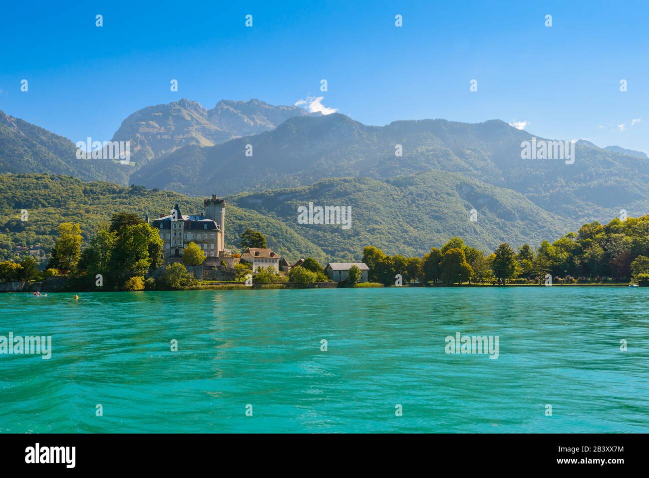 Château de Duingt situé sur une petite île du lac d'Annecy, relié par ...