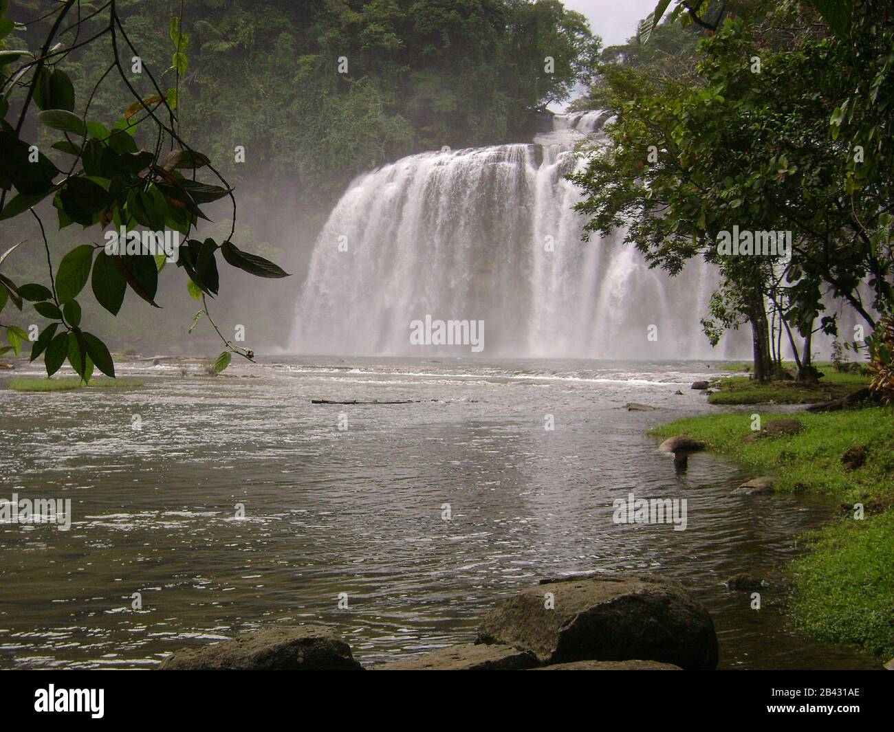 Chutes d'eau philippines Banque de photographies et d’images à haute ...