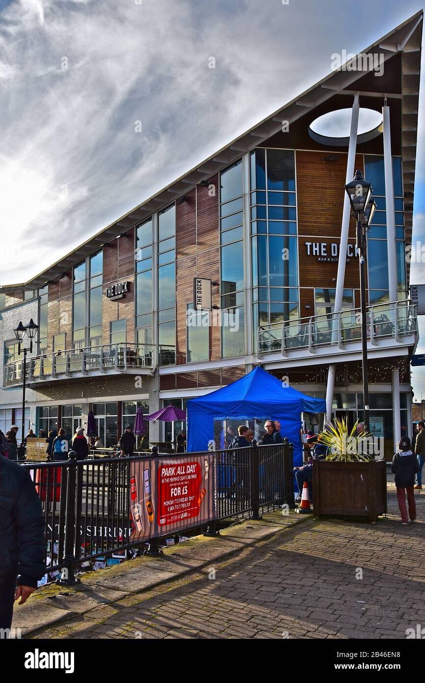 Le Dock est un bar et une cuisine contemporains servant une gamme de ...
