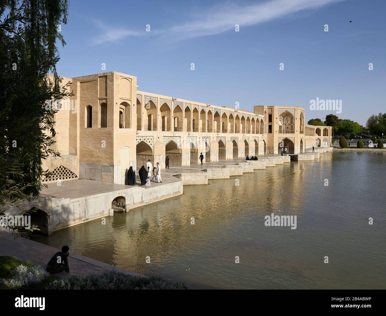 Le pont Khadju au-dessus de la rivière Zayandeh Rud dans la ville ...